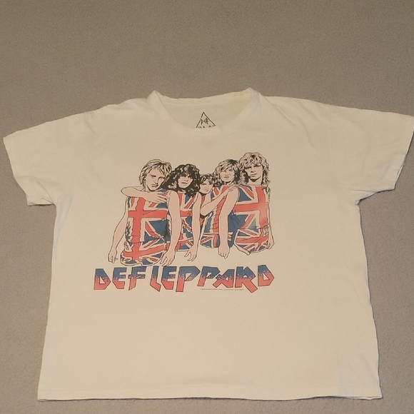 Def Leppard | Tops | Def Leppard Tee With Graphic Design | Poshmark
